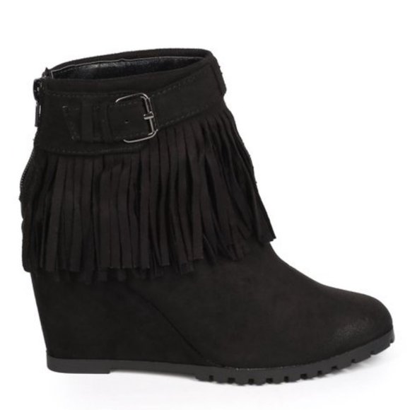 Qupid | Shoes | Qupid Almond Toe Fringe Cuff Buckle Vegan Suede Lugged ...